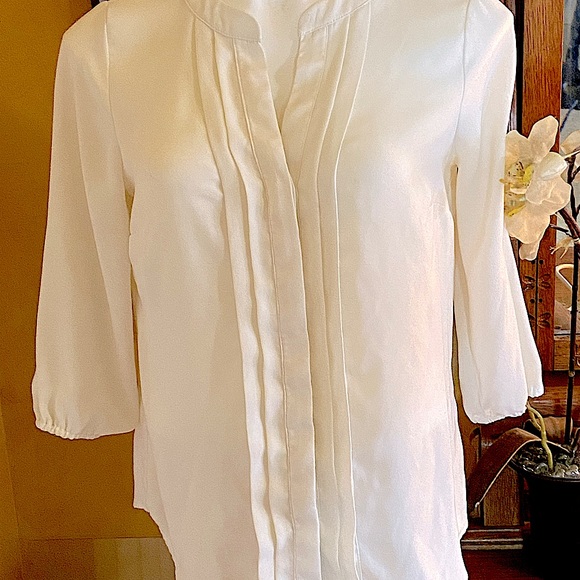 212 Collection | Tops | S 22 Connection Cream Notched V Neck Blouse ...
